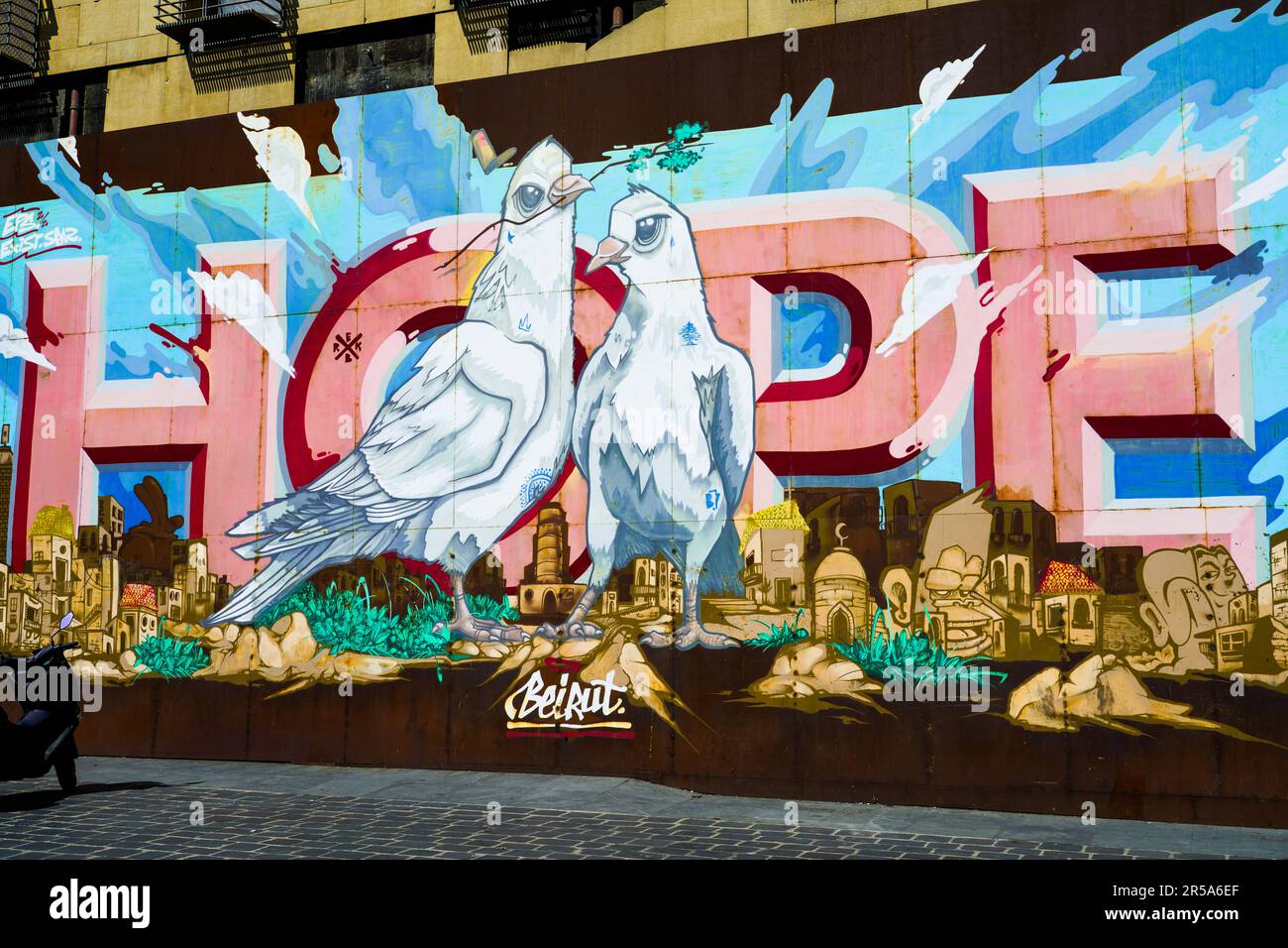 Beirut, Libanon: Graffiti am Märtyrer-Platz in der City Stock Photo - Alamy