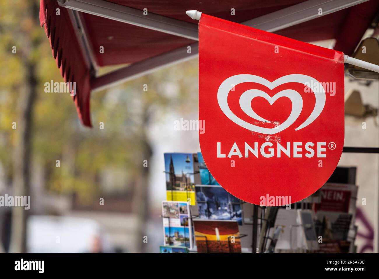 Picture of a sign with the logo of Langnese on a reseller in Cologne ...