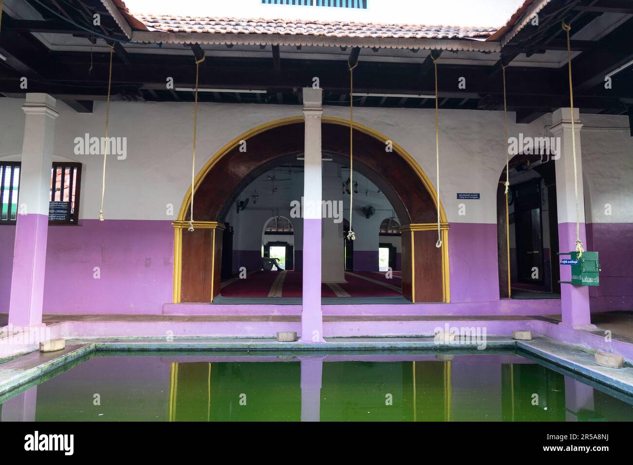 The Zainuddin Makhdoom Mosque is a famous mosque located in Ponnani in ...