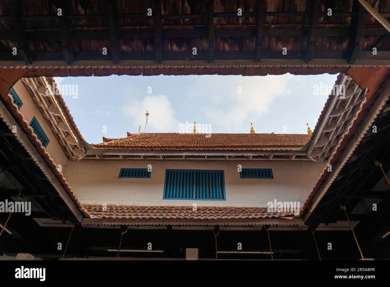 The Zainuddin Makhdoom Mosque is a famous mosque located in Ponnani in ...