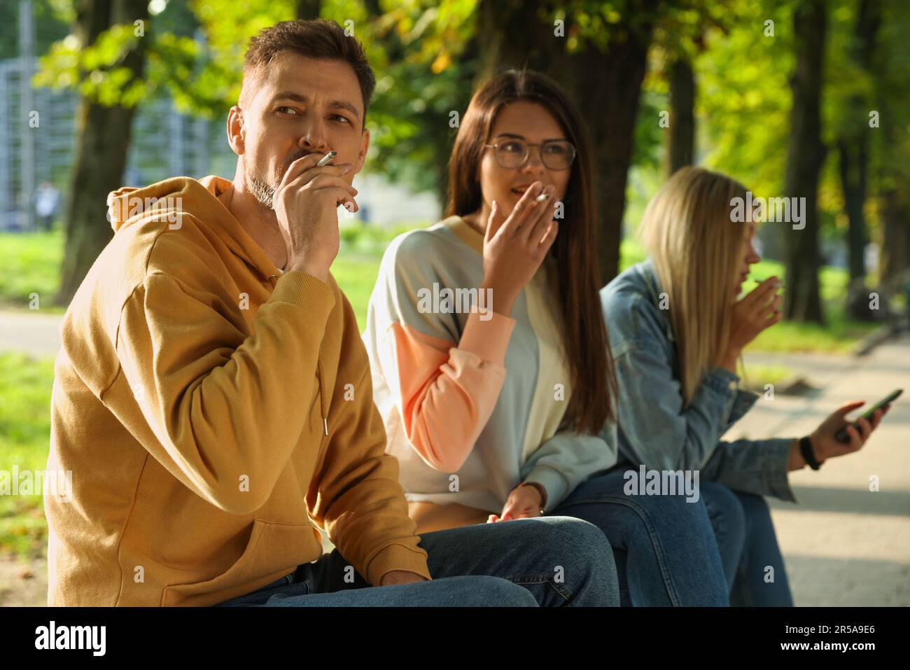 People smoking cigarettes outdoors hi-res stock photography and images ...