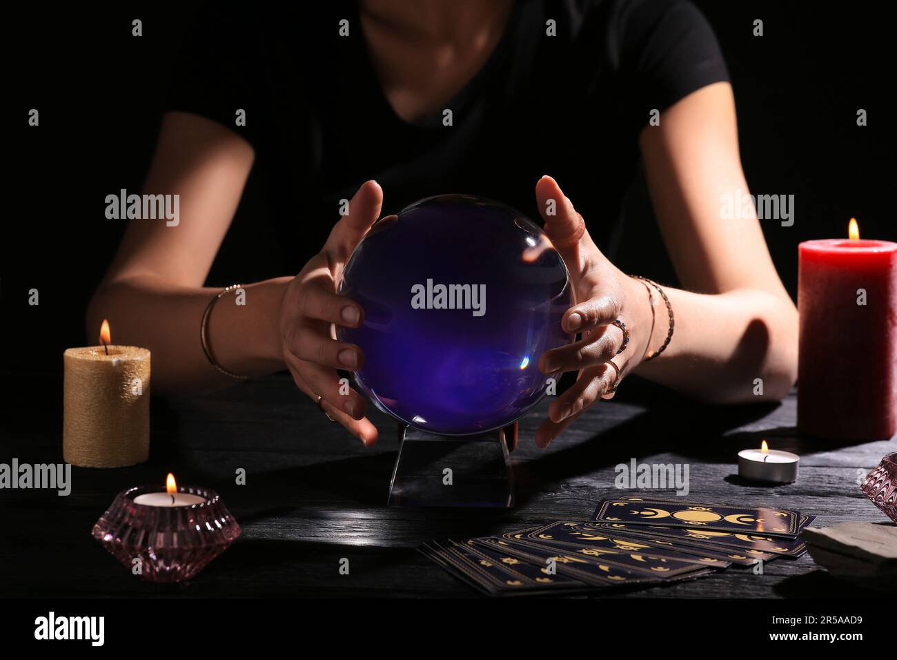 Crystal ball hands astrology hi-res stock photography and images - Alamy