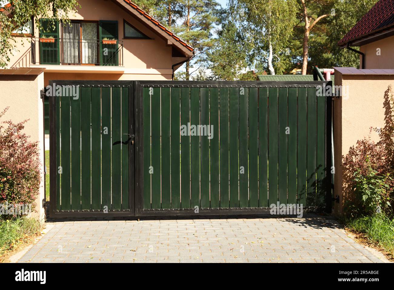 Green gates hi-res stock photography and images - Alamy