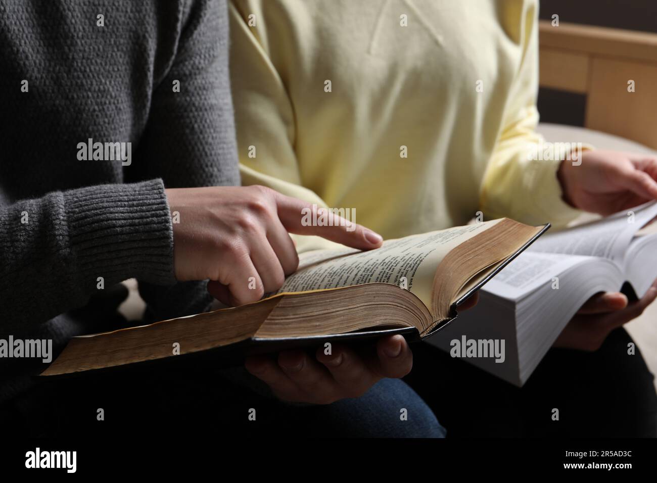 Reading bibles hi-res stock photography and images - Alamy