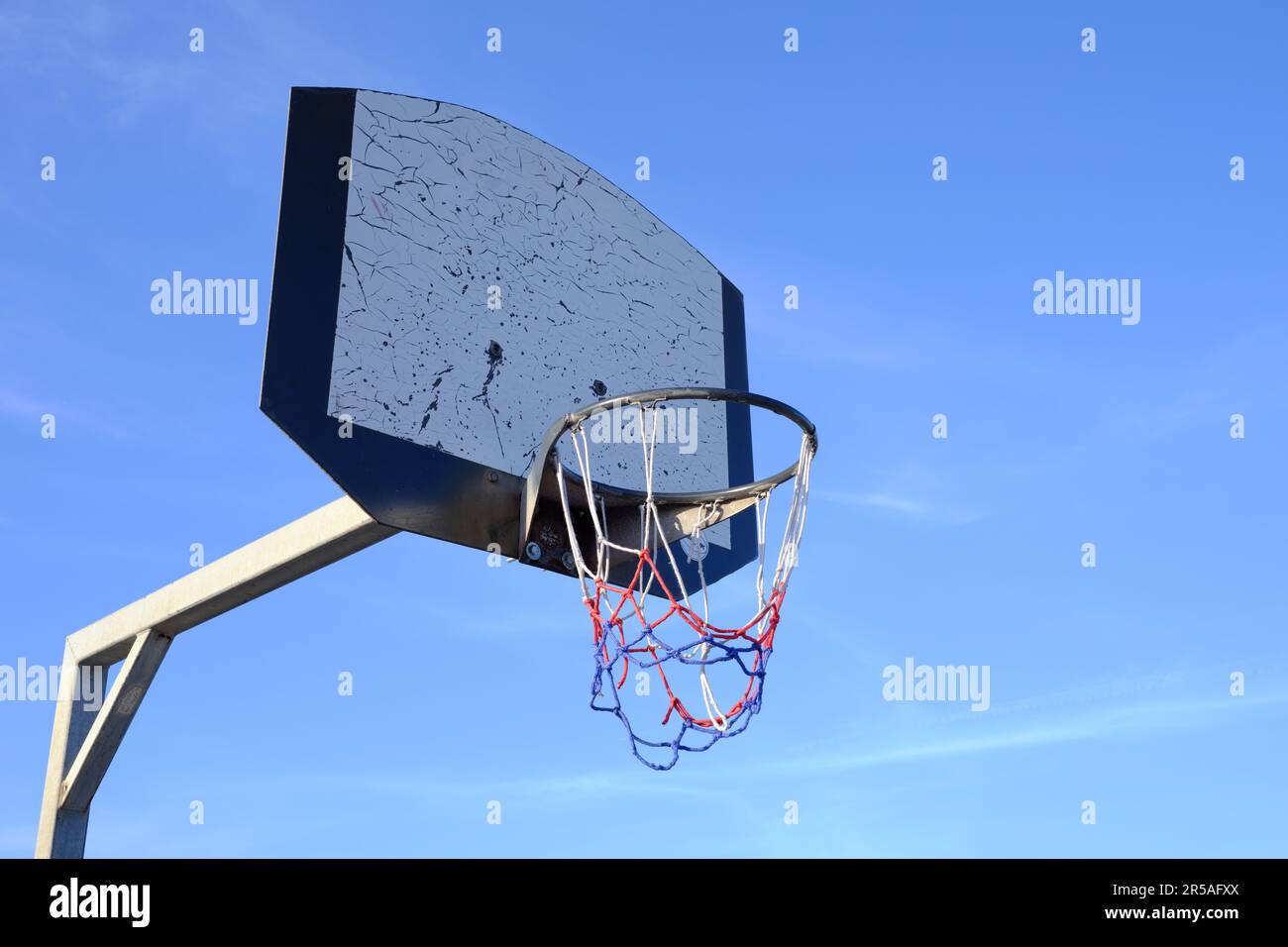 Basketball hoop broken net hi-res stock photography and images - Alamy