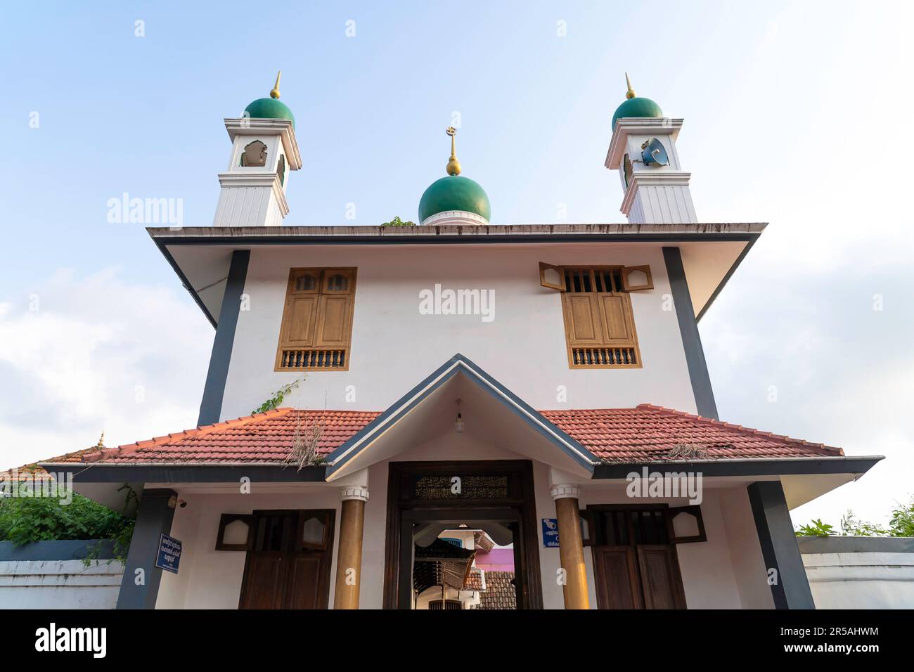 The Zainuddin Makhdoom Mosque is a famous mosque located in Ponnani in ...