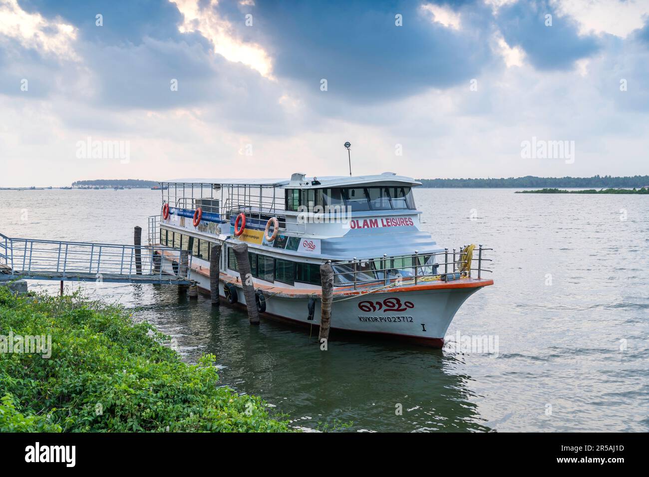 Red boat vector hi-res stock photography and images - Alamy