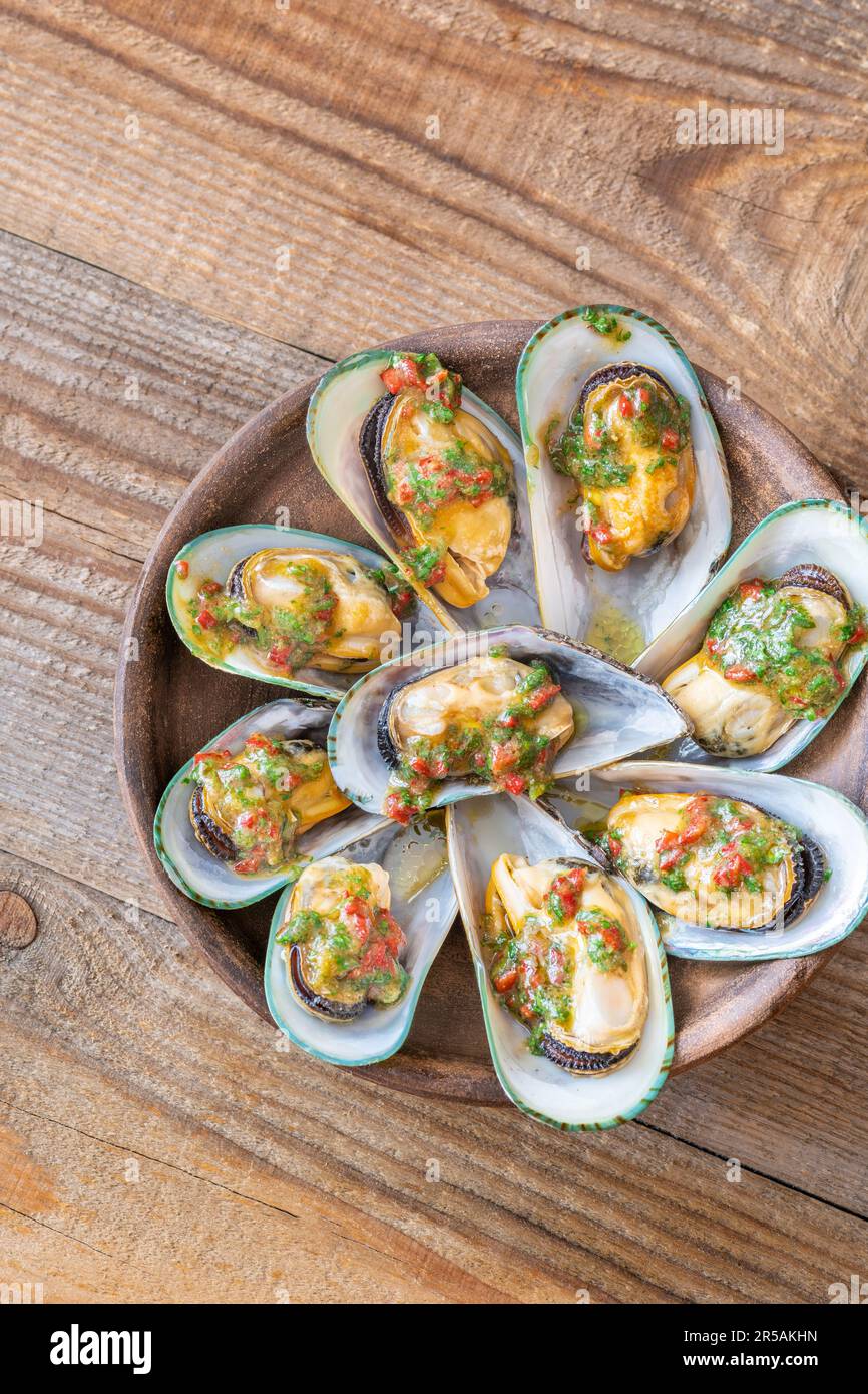 Bowl of Thai glazed half shell mussels Stock Photo - Alamy