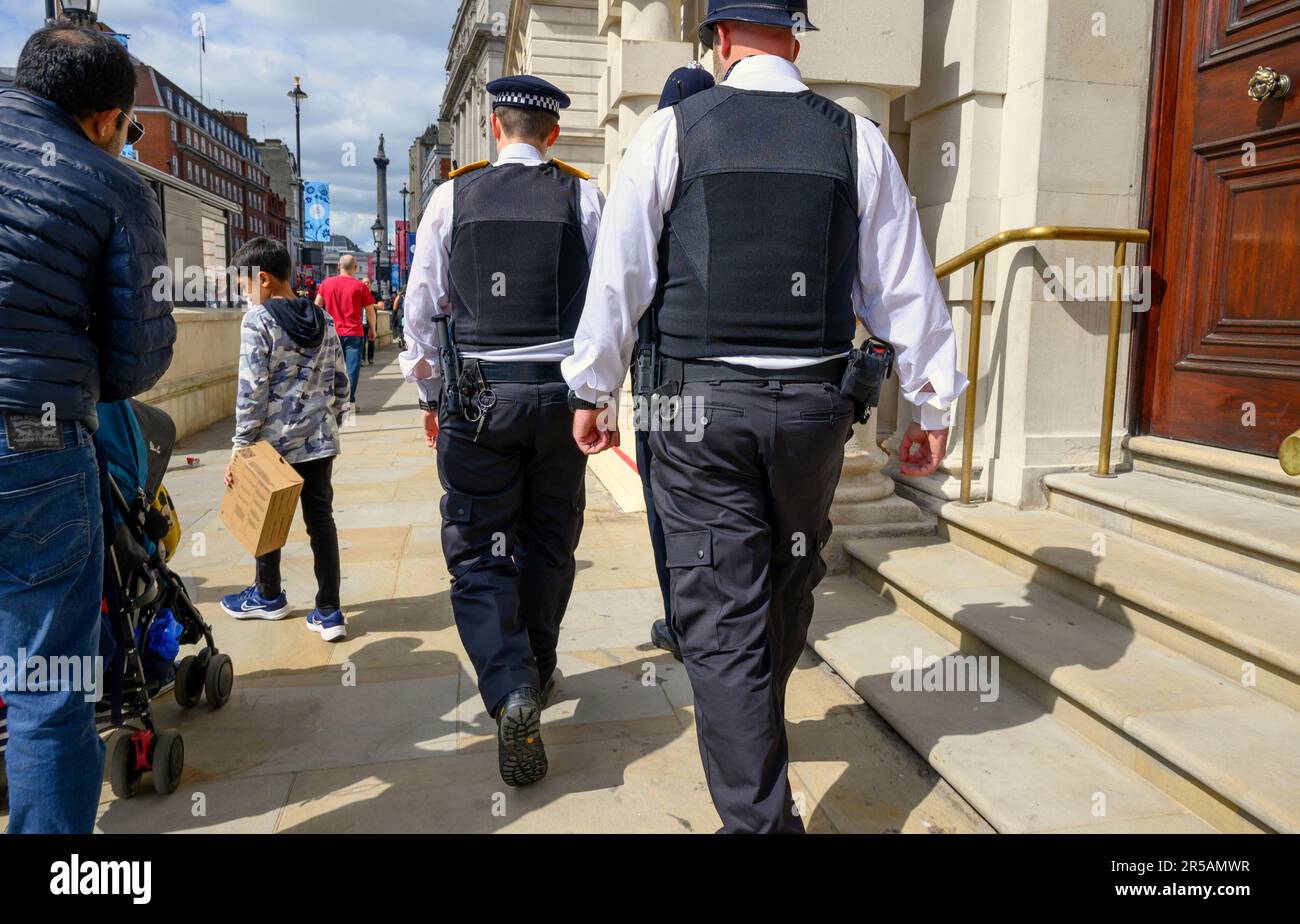 Police officers whitehall hi-res stock photography and images - Alamy