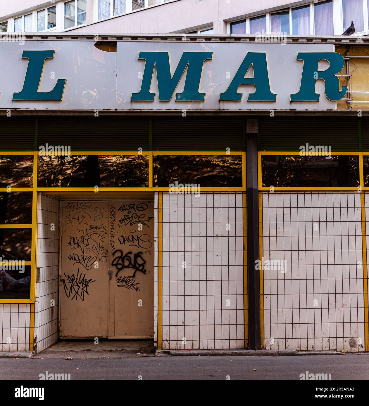 Broken shop sign hi-res stock photography and images - Alamy