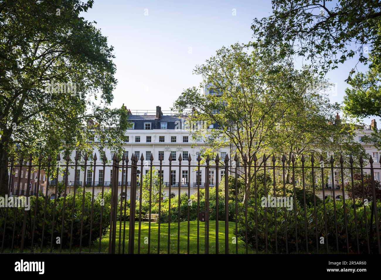 Fitzroy Square Garden, Leafy iron-fenced city square open to the public ...