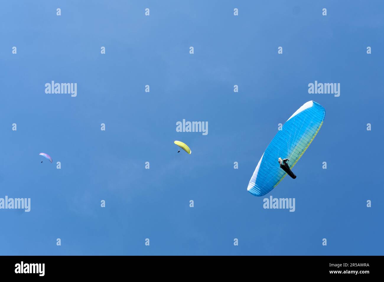 Group paragliders in blue hi-res stock photography and images - Alamy