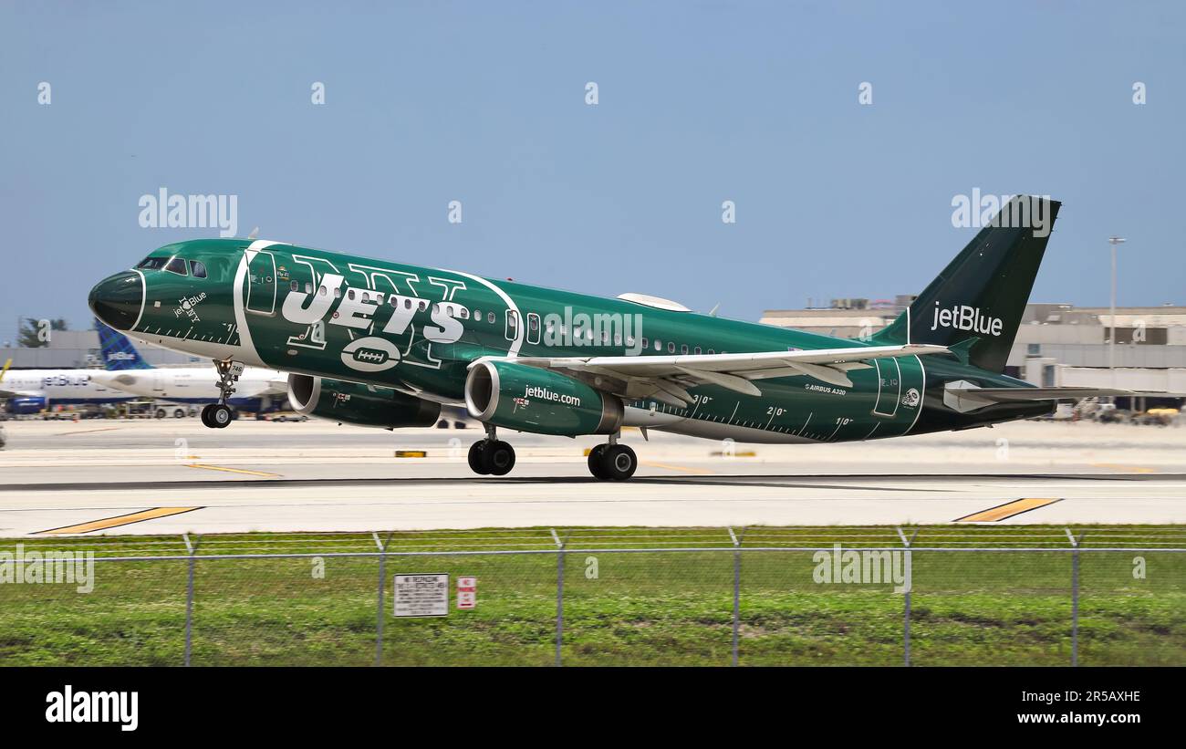 Jetblue airways aircraft hi-res stock photography and images - Alamy