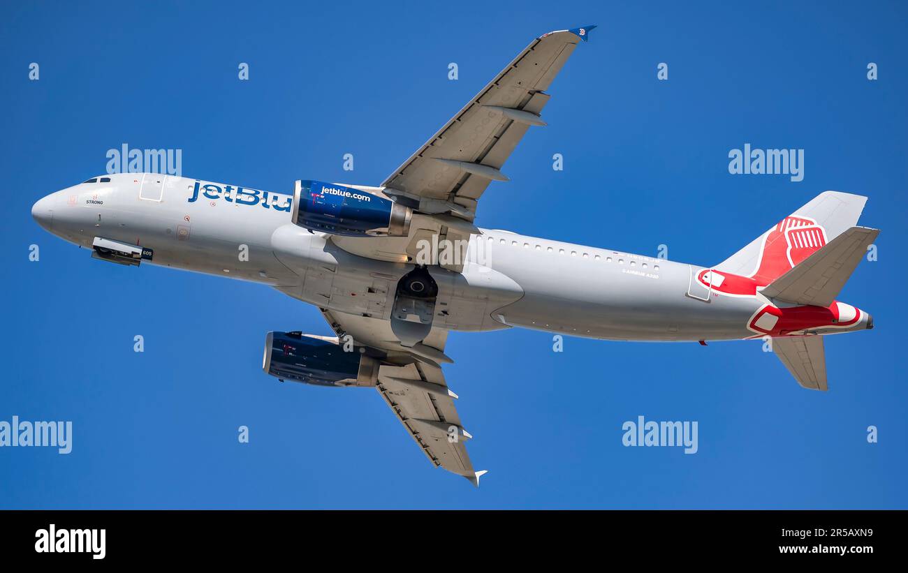 Jetblue airplane tail hi-res stock photography and images - Alamy