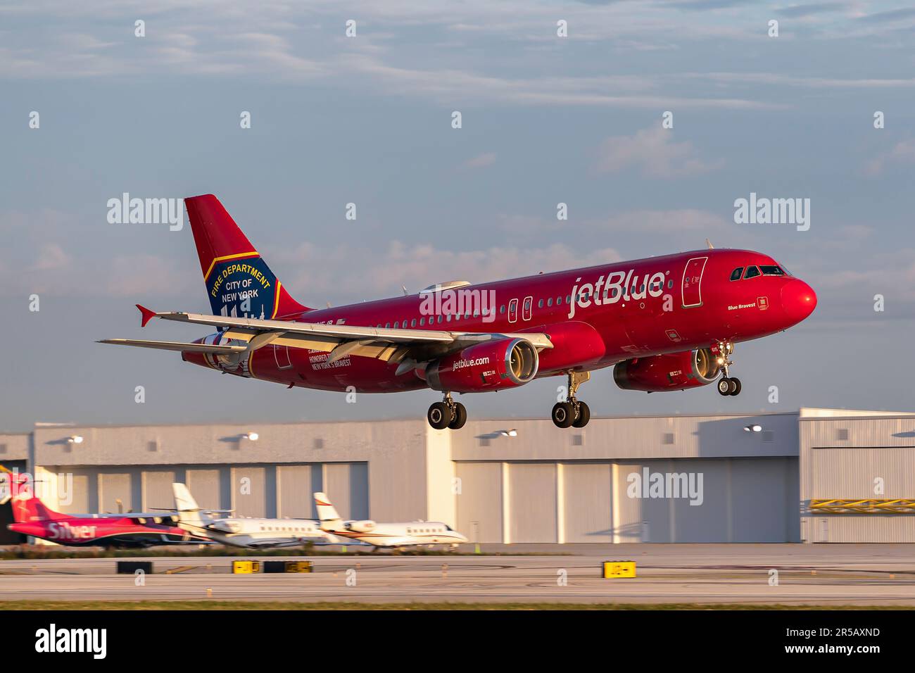 Jetblue airplane tail hi-res stock photography and images - Alamy