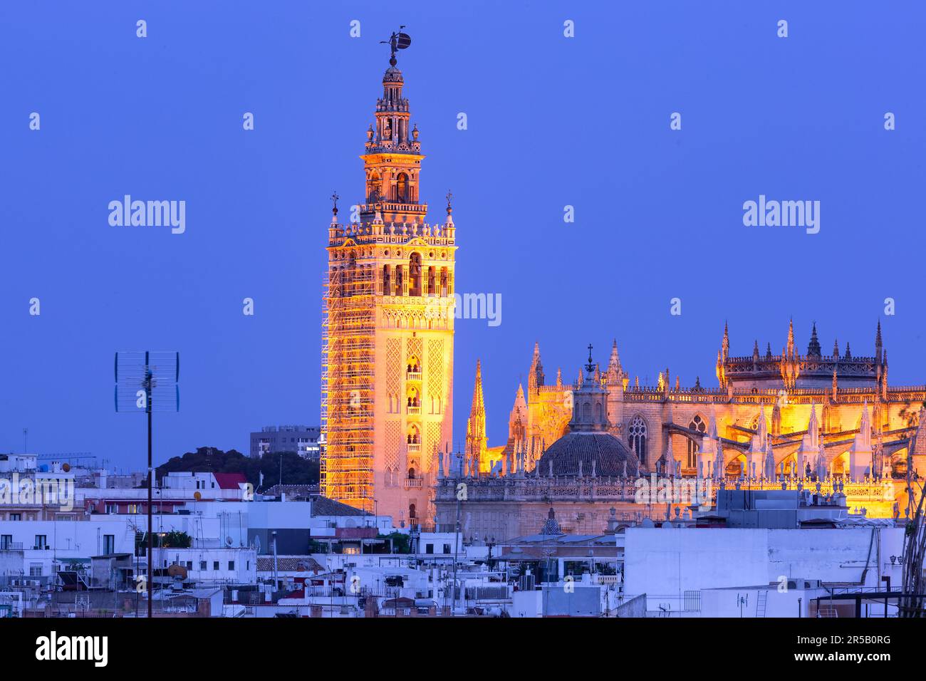 Giralda spire bell tower seville hi-res stock photography and images ...
