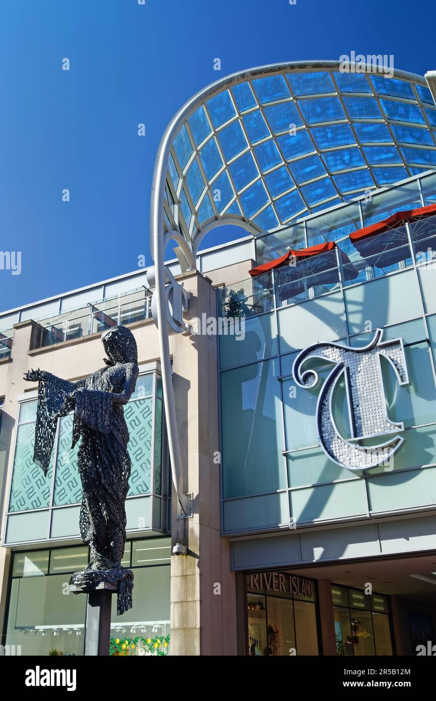 Briggate minerva statue hi-res stock photography and images - Alamy