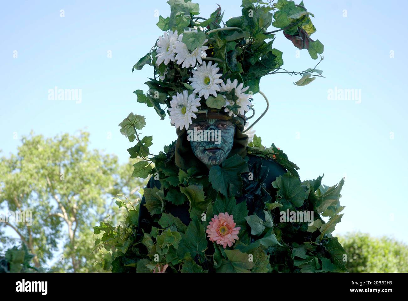 Man stilts hi-res stock photography and images - Alamy