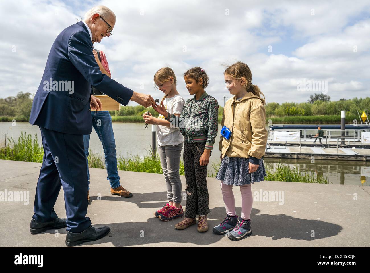 WORKENDAM - Prof. dr. mr. Pieter van Vollenhoven hands out symbolic ...
