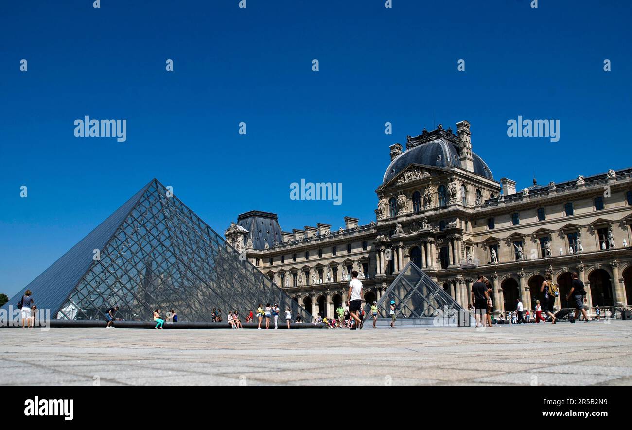 Iconic paris spot hi-res stock photography and images - Alamy