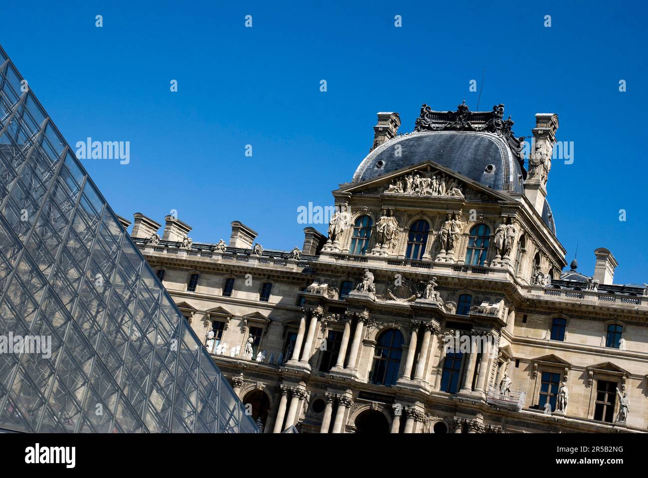 Paris iconic structure hi-res stock photography and images - Alamy