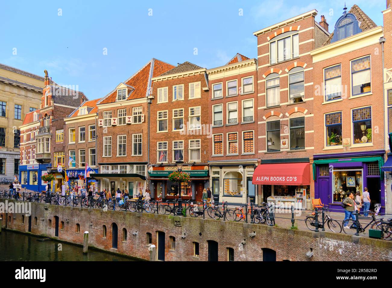 Historic dutch canalside architecture hi-res stock photography and ...