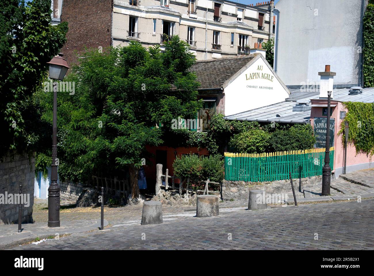Cabaret Au Lapin Agile, Paris France Stock Photo - Alamy