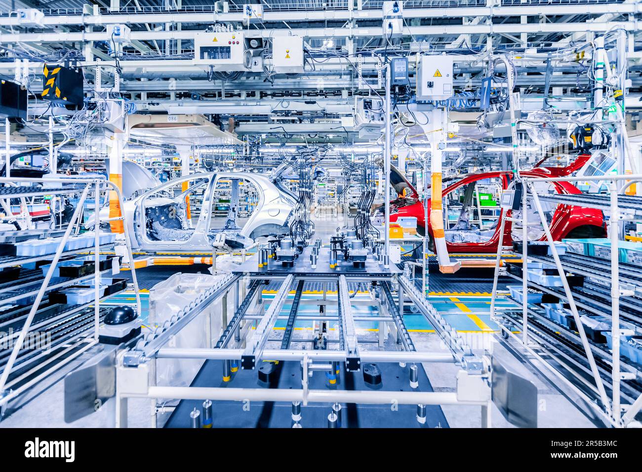 Assembling cars on conveyor line Stock Photo - Alamy