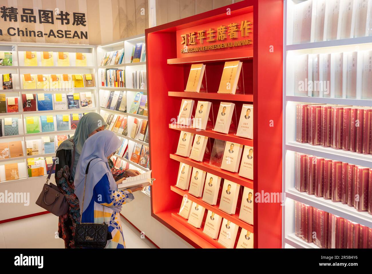 (230602) -- KUALA LUMPUR, June 2, 2023 (Xinhua) -- Visitors read a book ...