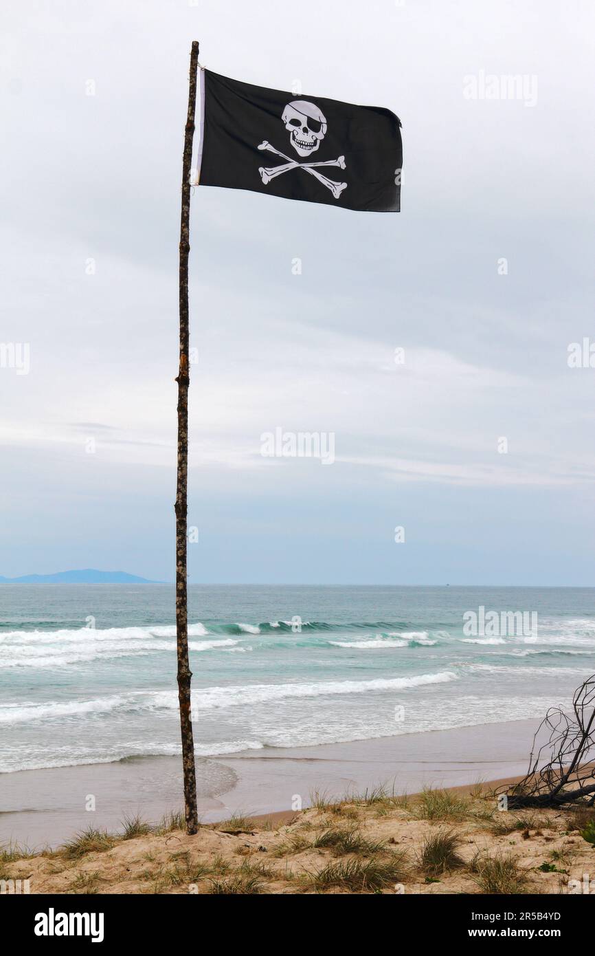 Pirate flag dramatic hi-res stock photography and images - Alamy