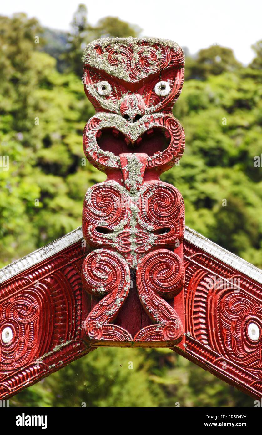 A red Maori wood carving in New Zealand Stock Photo - Alamy