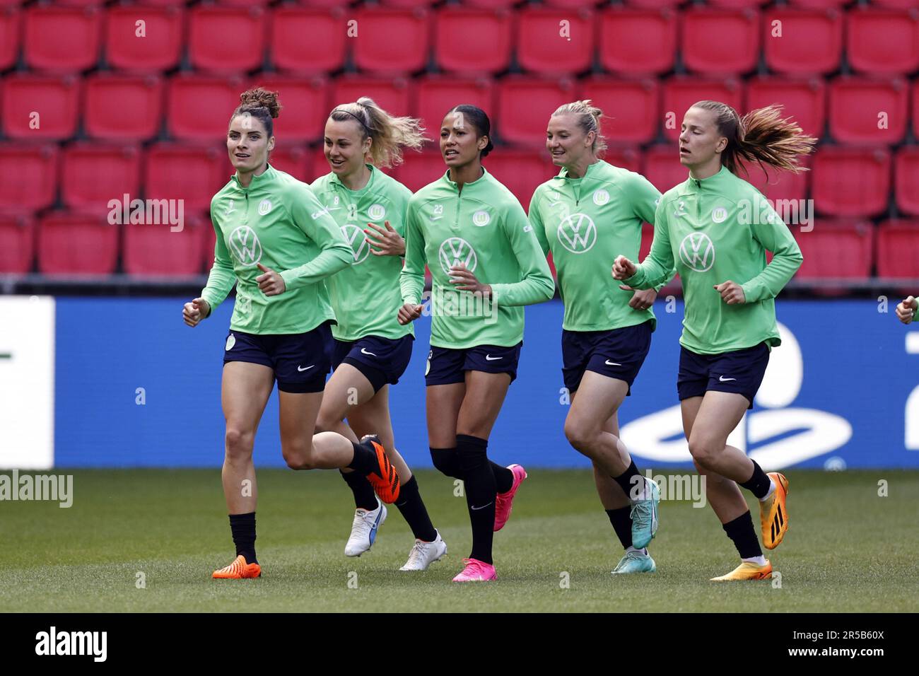EINDHOVEN - (l-r) Dominique Janssen of VfL Wolfsburg (L) and Lynn Wilms ...