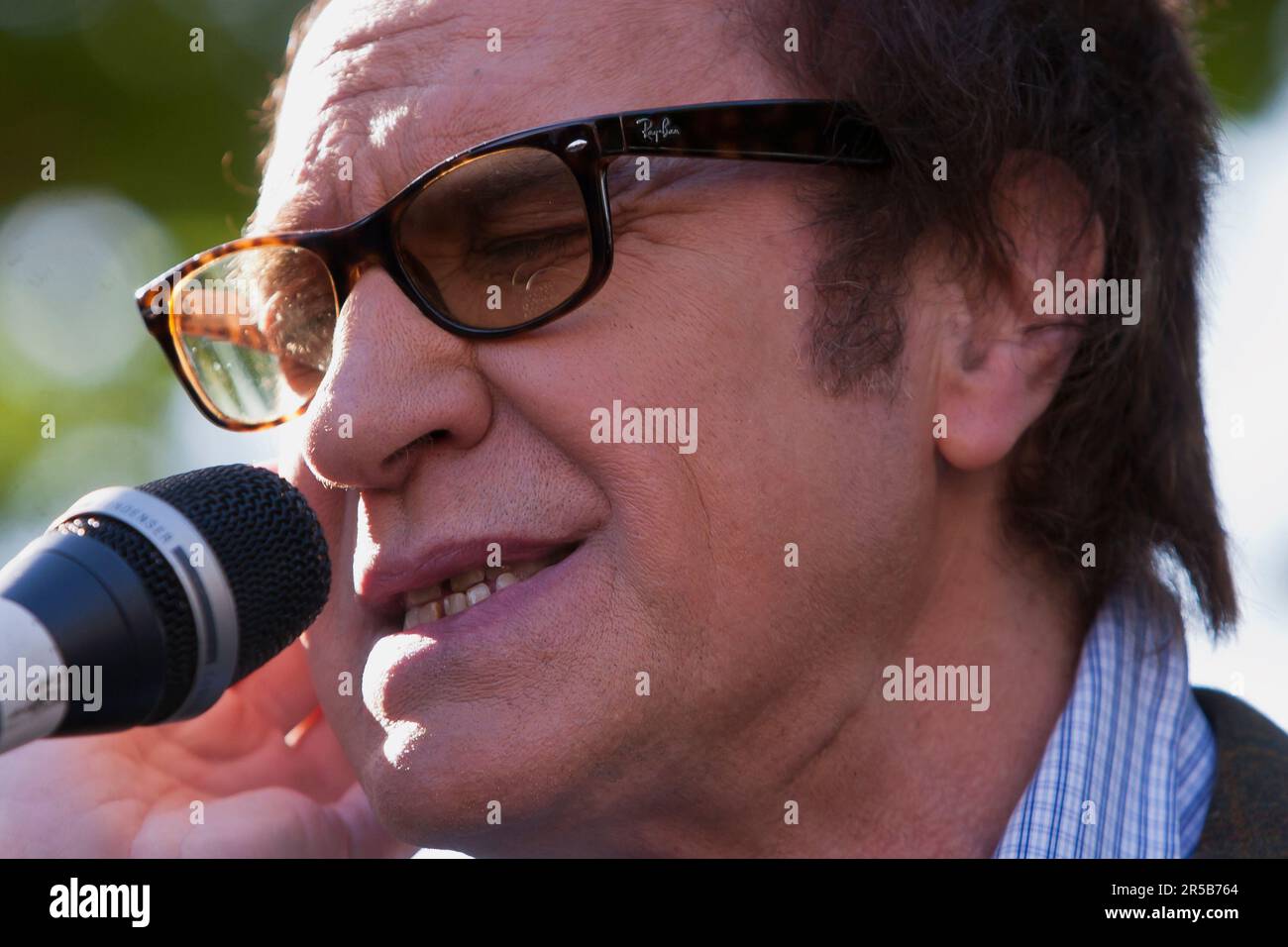 Kinks' Ray Davies performs besides London's Waterloo Bridge to launch ...