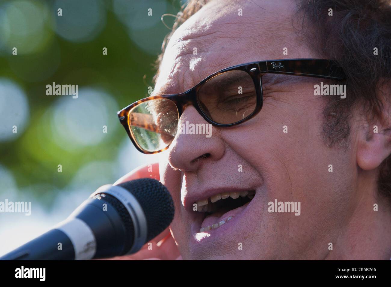 Kinks' Ray Davies performs besides London's Waterloo Bridge to launch ...