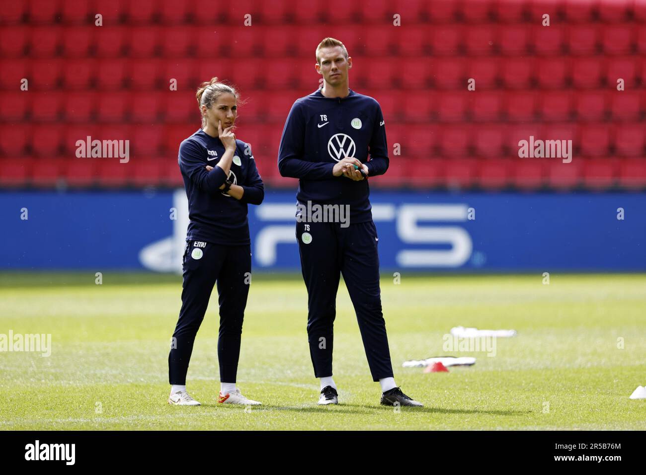 EINDHOVEN - VfL Wolfsburg coach Tommy Stroot during the training ...