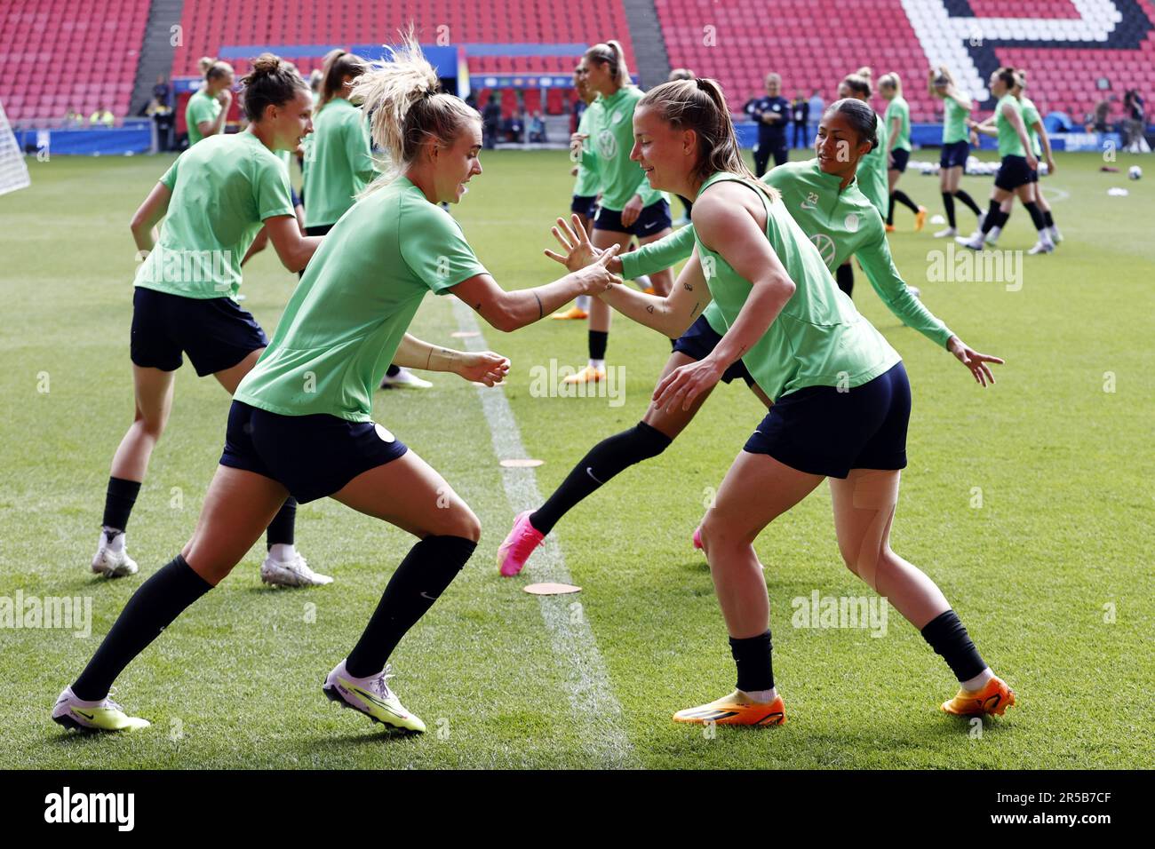 EINDHOVEN - Jill Roord of VfL Wolfsburg and Lynn Wilms of VfL Wolfsburg ...
