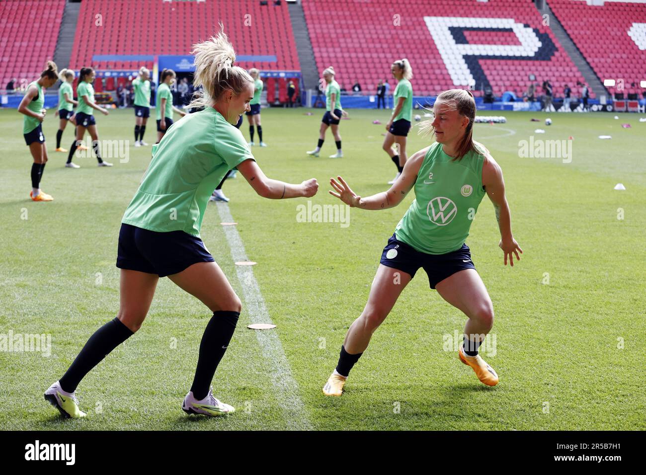 EINDHOVEN - Jill Roord of VfL Wolfsburg and Lynn Wilms of VfL Wolfsburg ...
