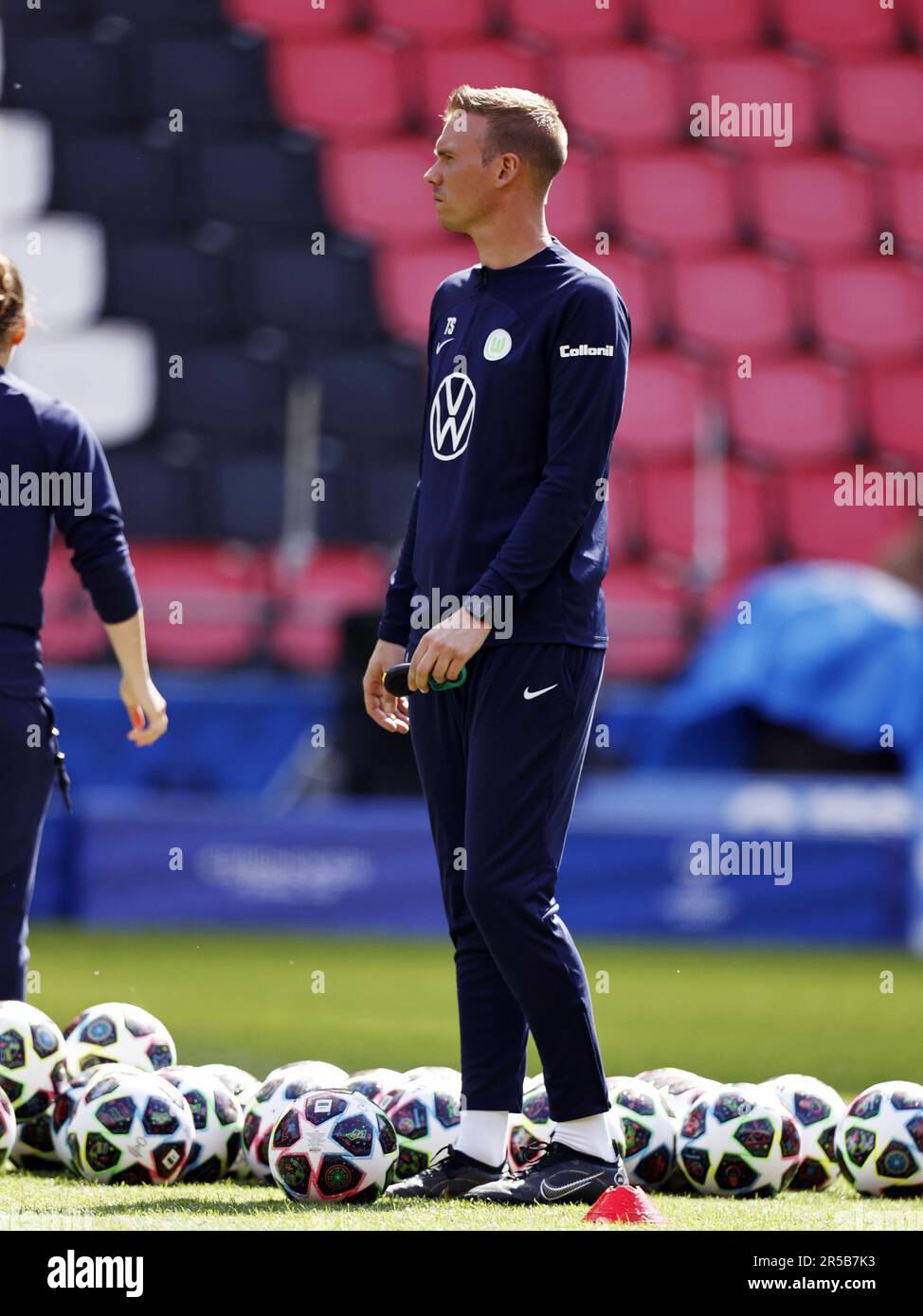 EINDHOVEN - VfL Wolfsburg coach Tommy Stroot during the training ...