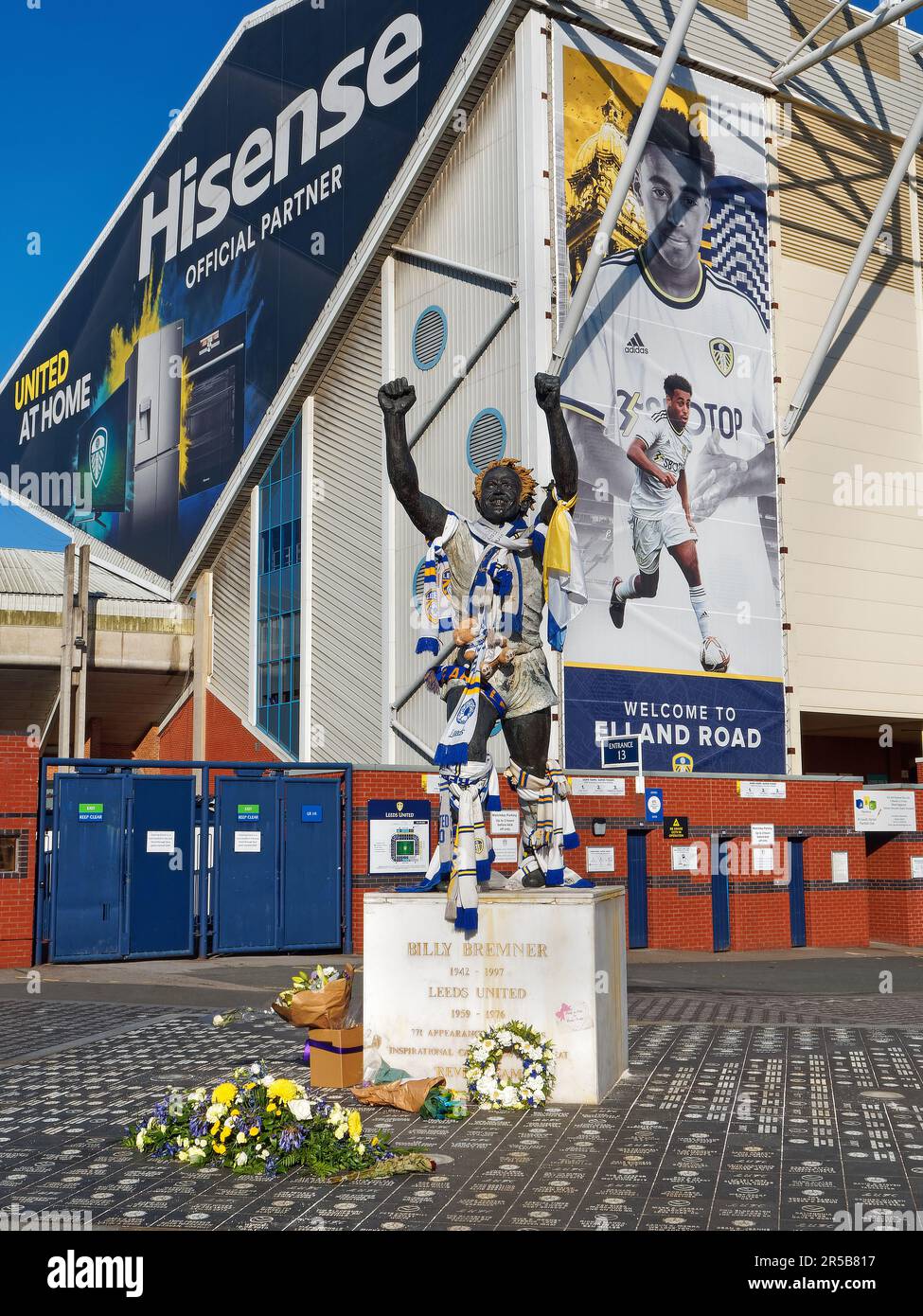 Billy bremner statue leeds hi-res stock photography and images - Alamy