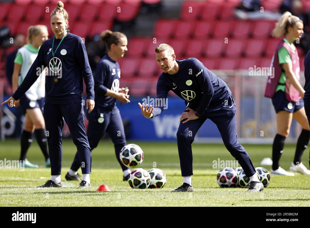 EINDHOVEN - VfL Wolfsburg coach Tommy Stroot during the training ...