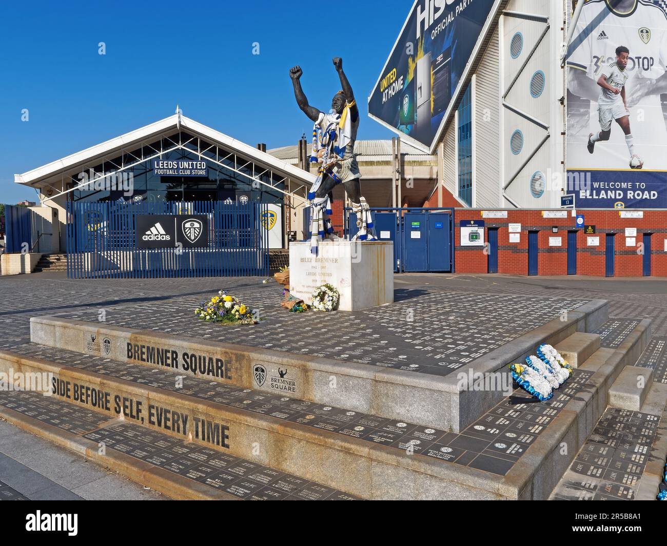 Billy bremner memorial statue hi-res stock photography and images - Alamy