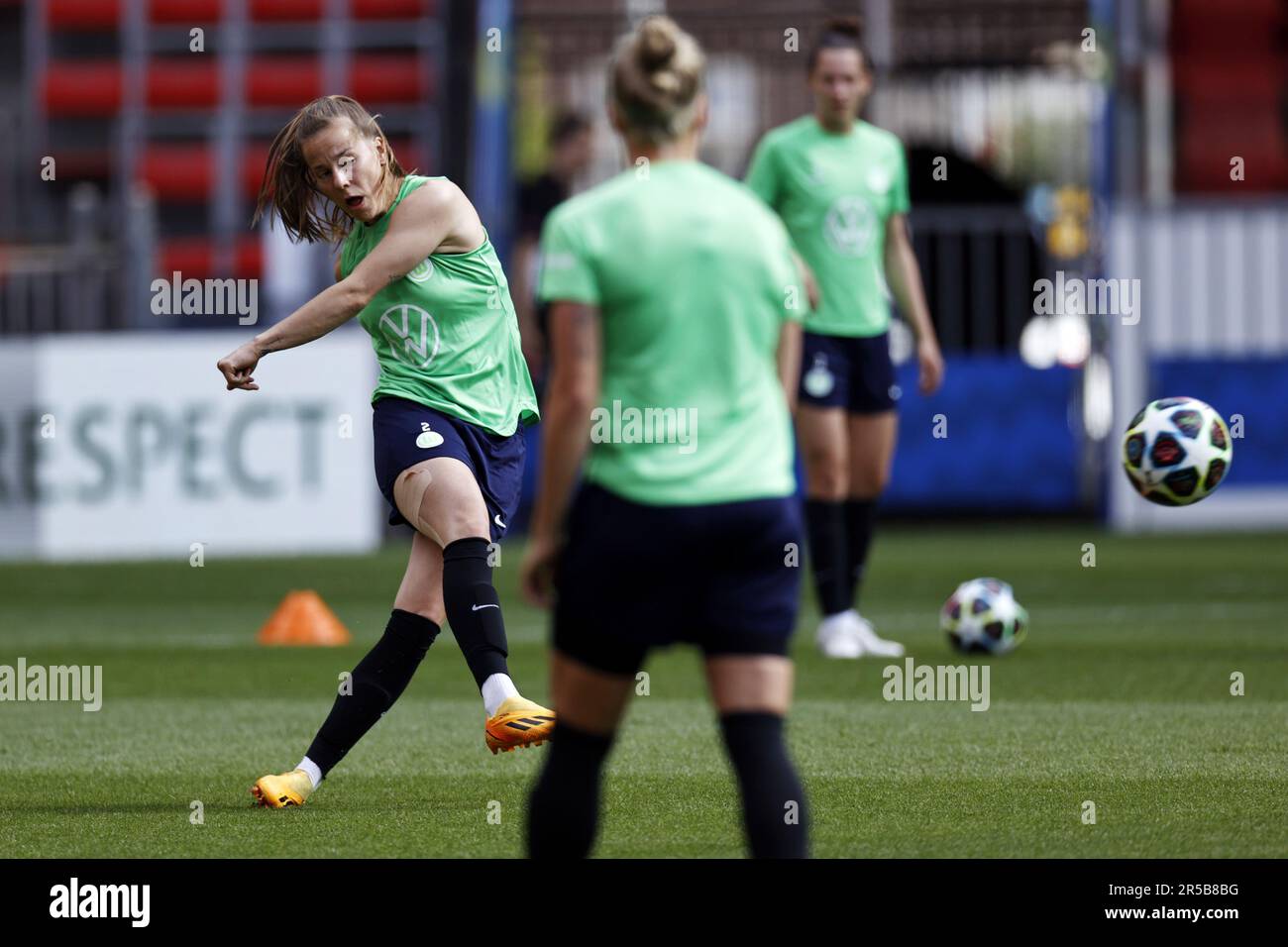 EINDHOVEN - Lynn Wilms of VfL Wolfsburg during the training session ...