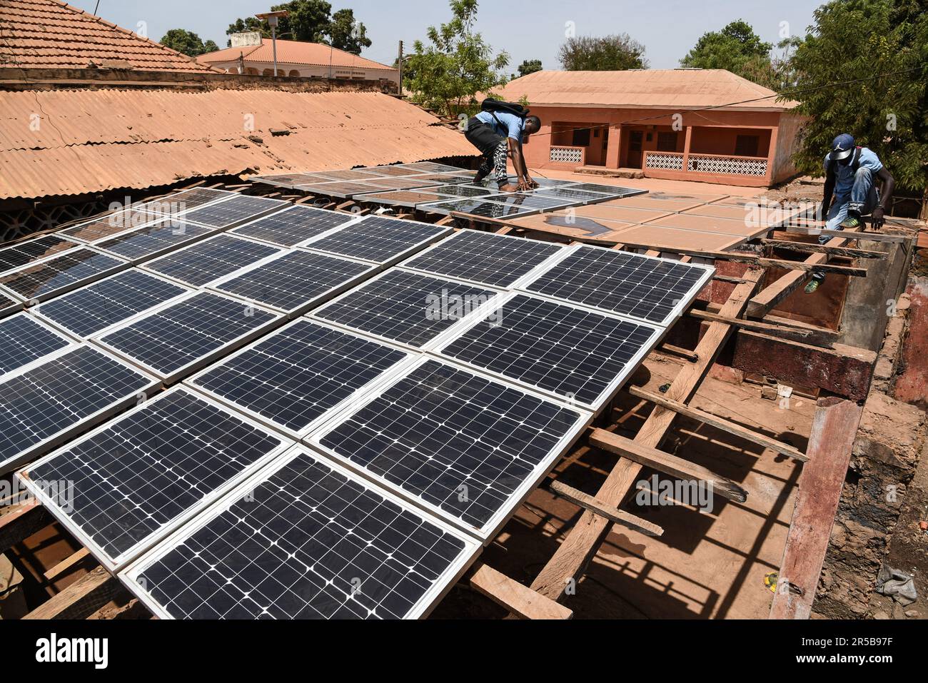 School solar panels africa hi-res stock photography and images - Alamy