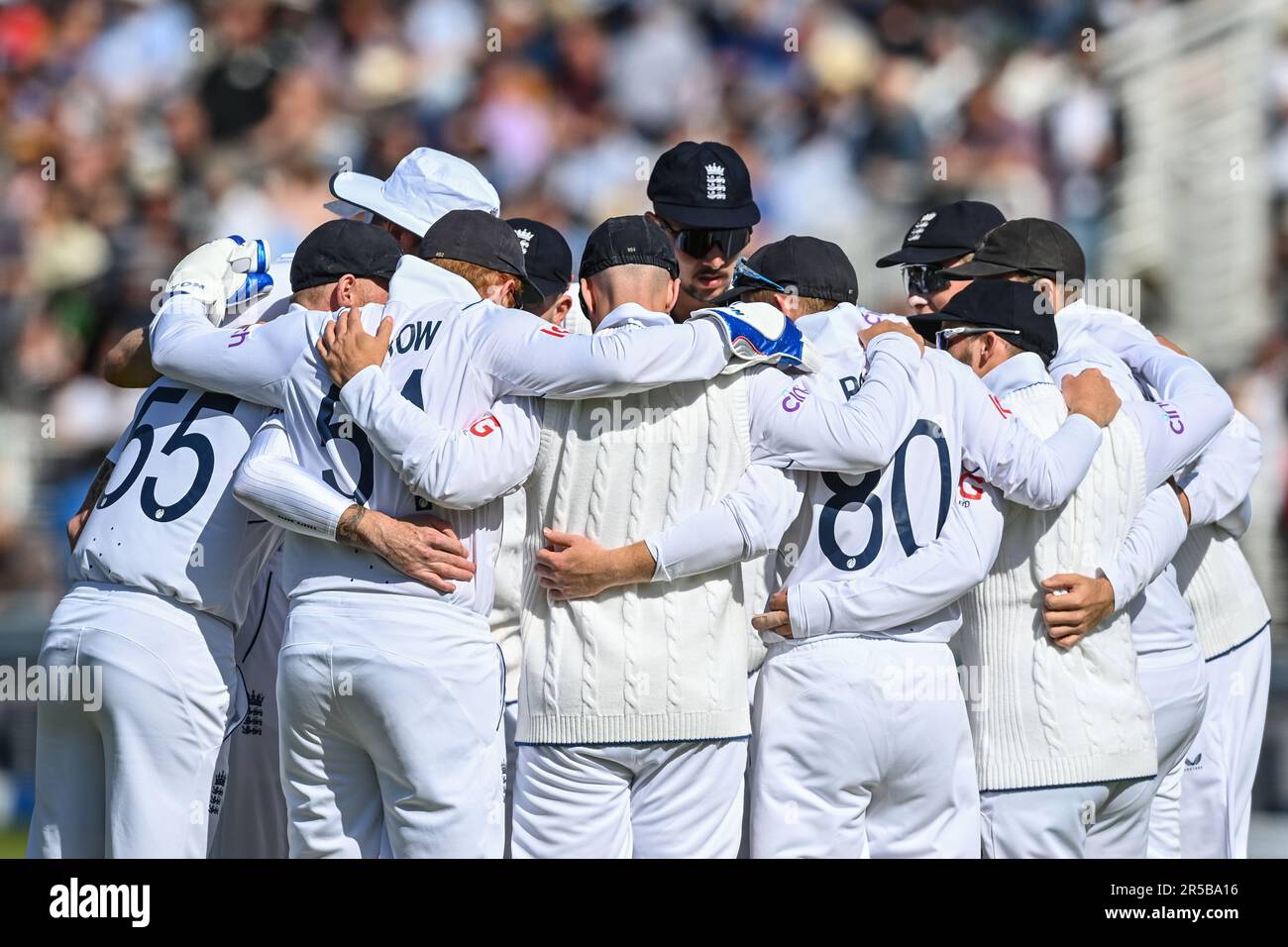 England team huddle hi-res stock photography and images - Alamy