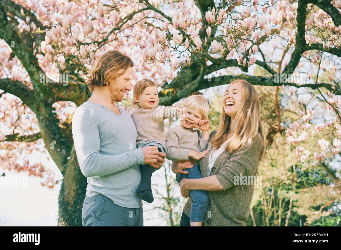 Kids playing under tree hi-res stock photography and images - Alamy