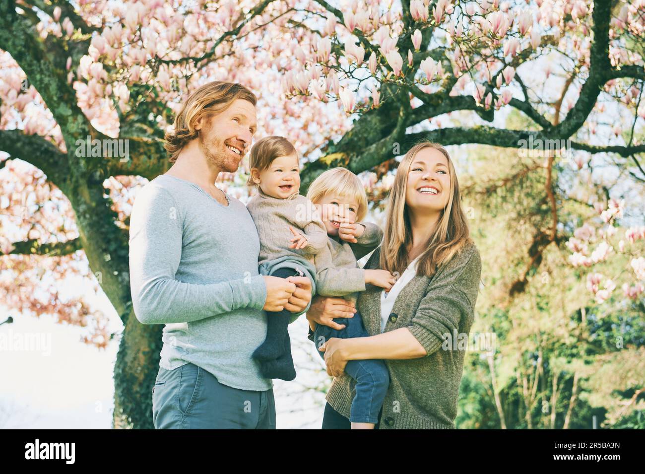 Kids playing under tree hi-res stock photography and images - Alamy