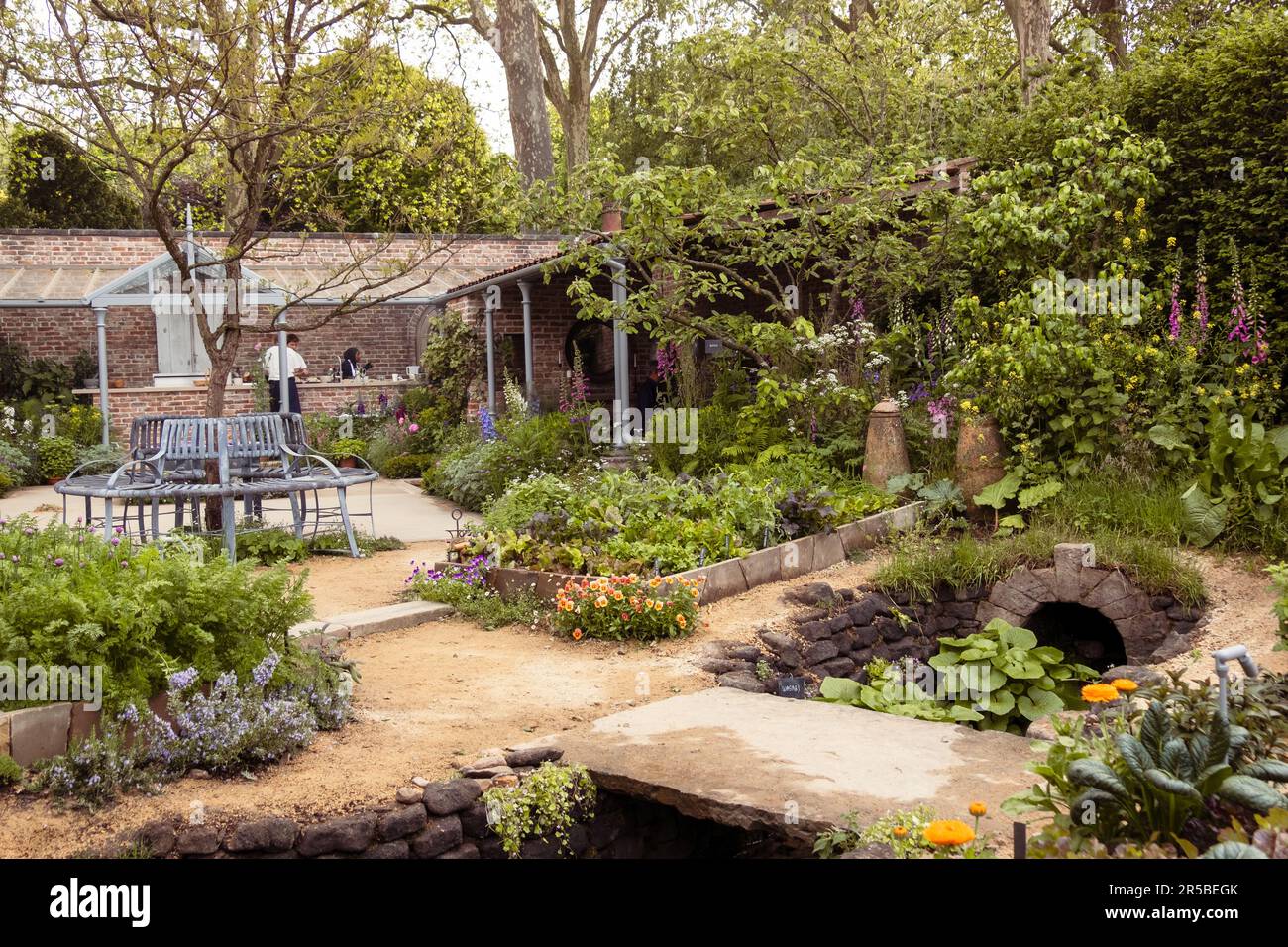 The Savills Garden designed by Mark Gregory at the Chelsea Flower Show ...
