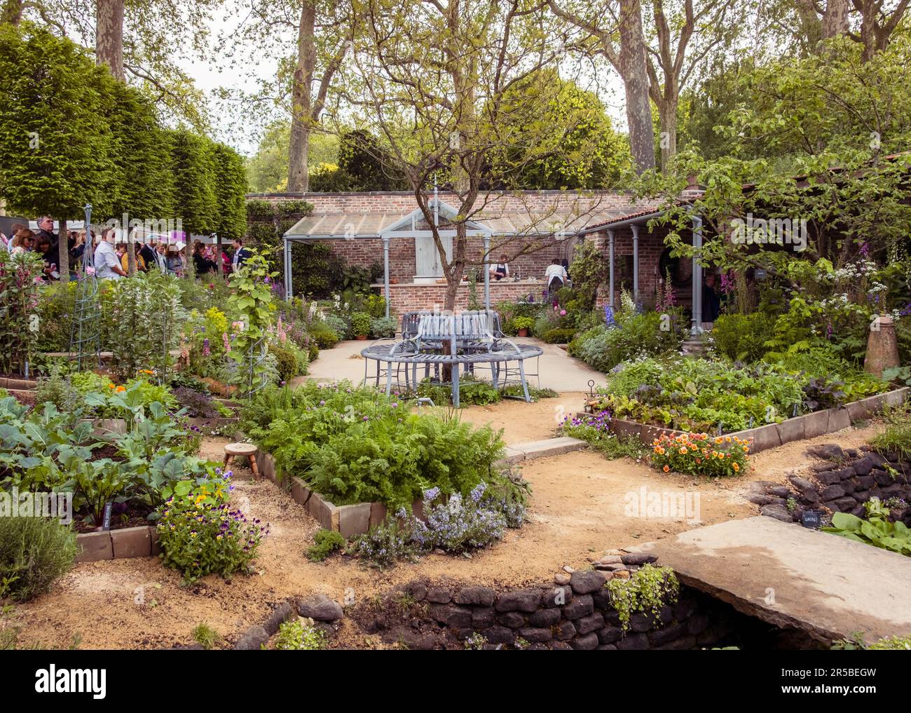 The Savills Garden designed by Mark Gregory at the Chelsea Flower Show ...