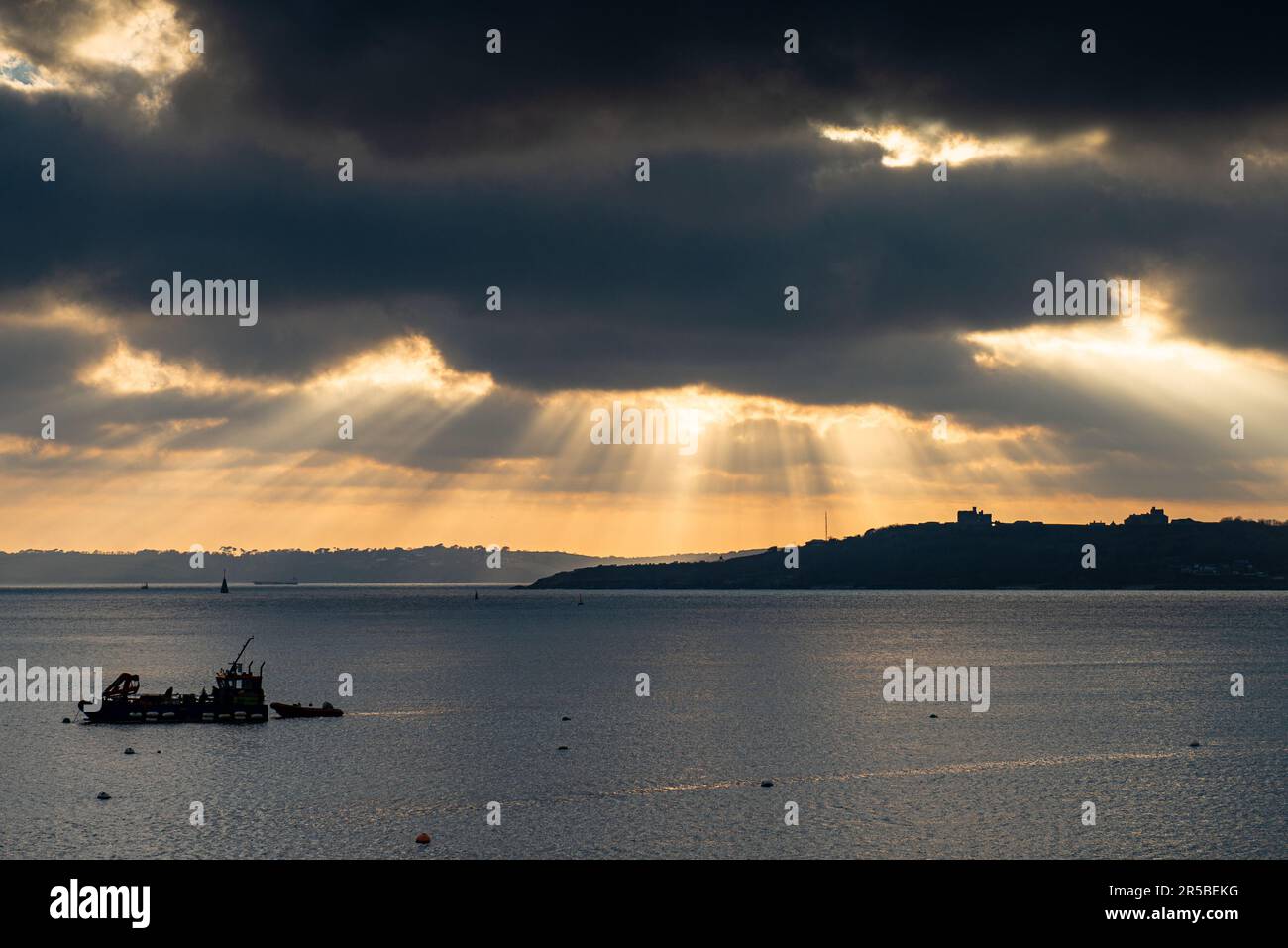 Fishing boat cornwall silhouette hi-res stock photography and images ...