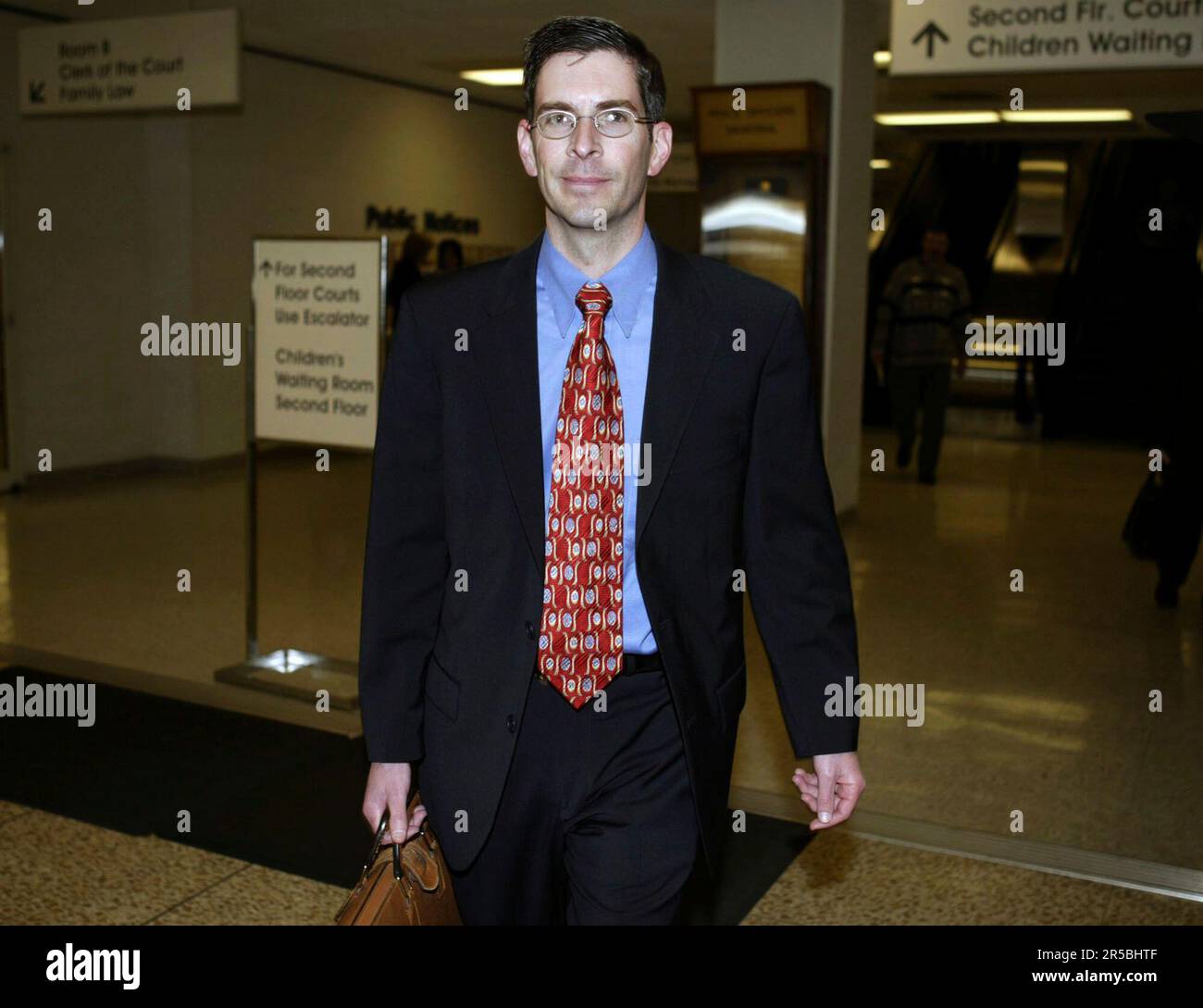 SCOTT102 -- REDWOOD CITY, CALIF. Prosecutor Rick Distaso leaves the San ...